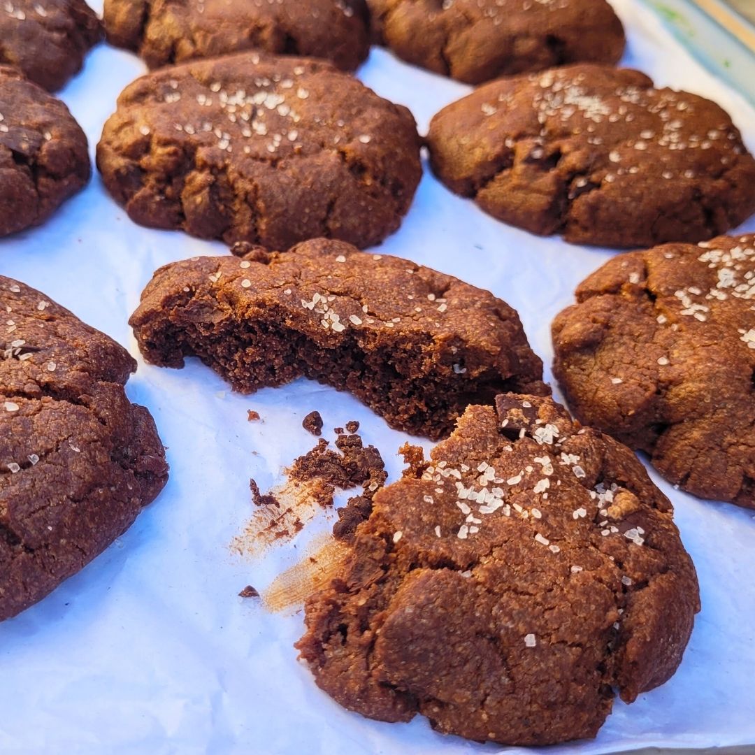 Fudgy Sourdough Chocolate Cookies - KRÜMELIG